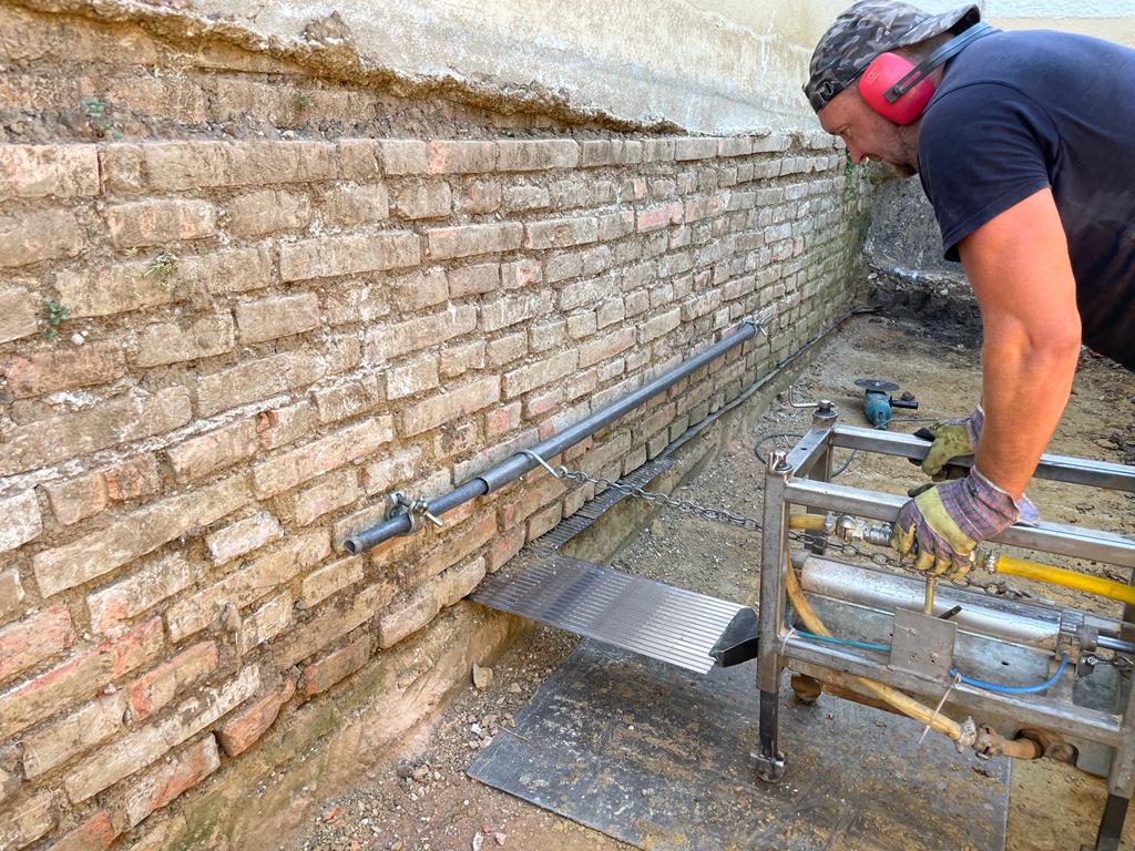 Horizontalsperre aus Edelstahl, Mauertrockenlegung in Ottmaring mit ...